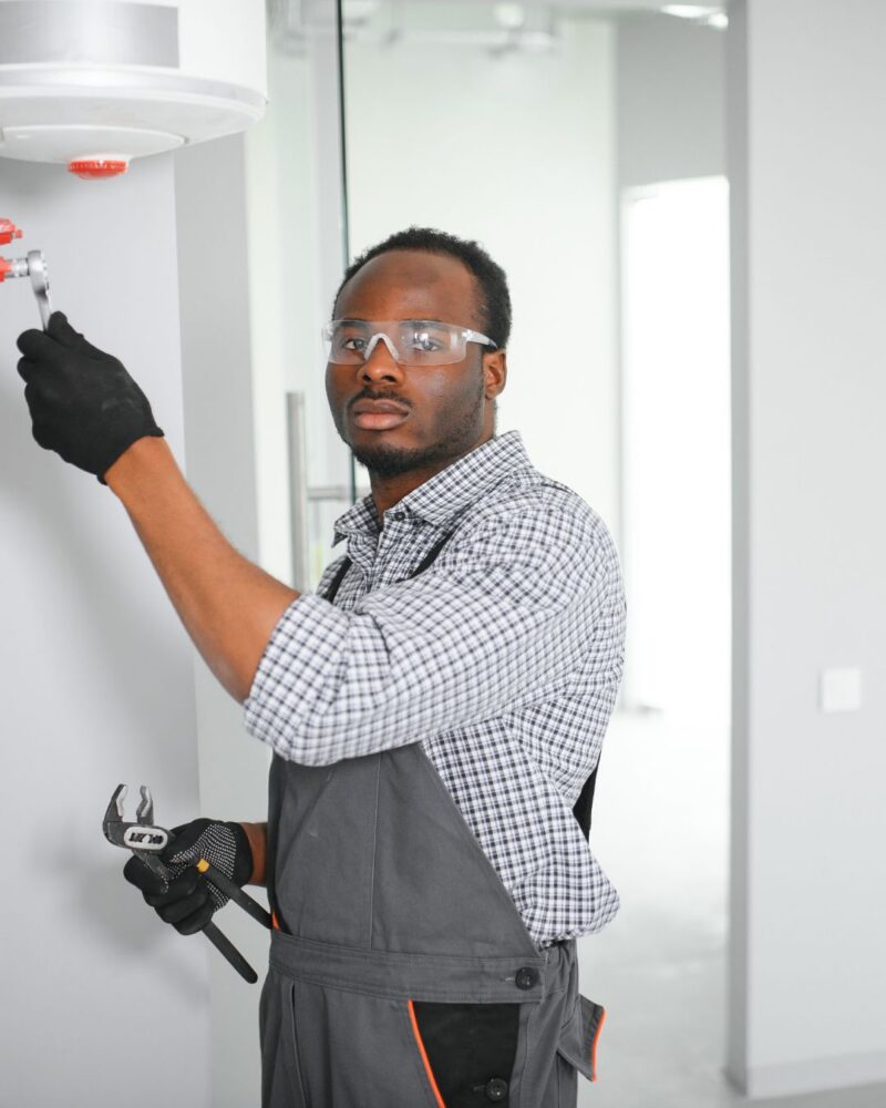 Elektrische boiler aansluiten: wat mag je zelf doen?